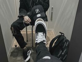 Página de perfil de la modelo MAX-DYLAN e información